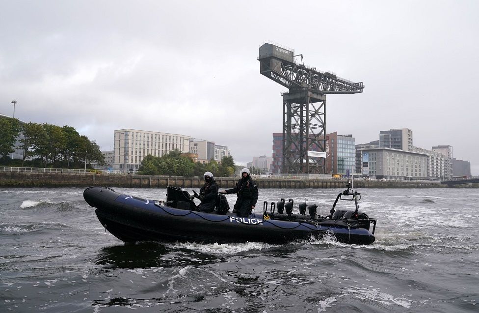 Police diver patrols on River Clyde for COP26 conference - BBC News