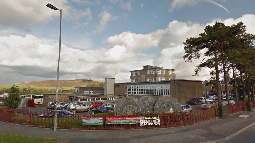 New Pembrokeshire school backed despite redundancy concerns - BBC News