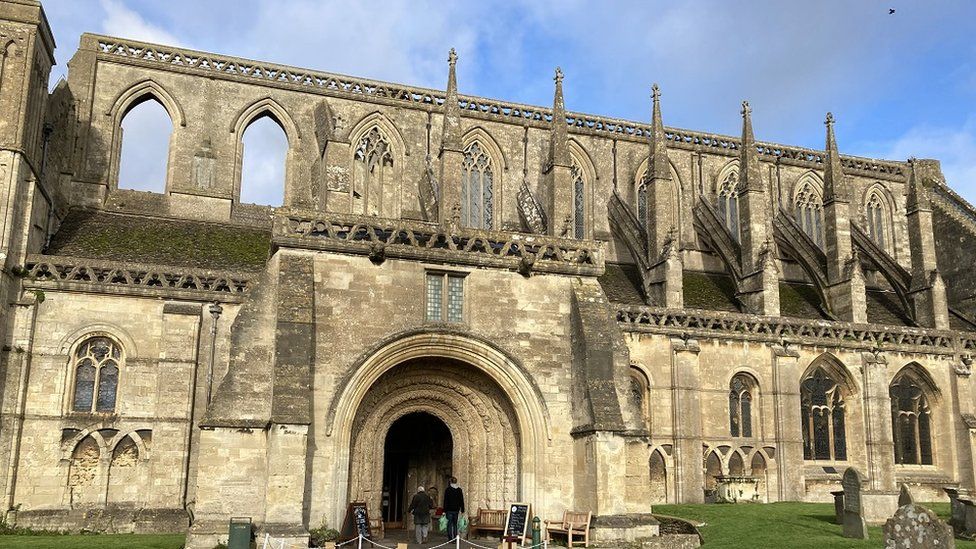 Silver dating back to 1700s stolen from Malmesbury Abbey - BBC News