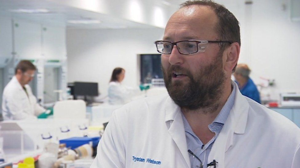 Addasu labordy i gynhyrchu hylif diheintio dwylo - BBC Cymru Fyw