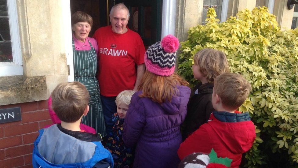 Calennig! Blwyddyn Newydd Dda i bawb sydd yn y tŷ! - BBC Cymru Fyw