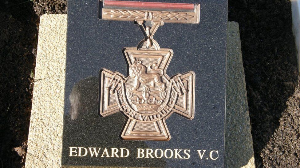 Oxford VC soldier Edward Brooks honoured with memorial stone - BBC News
