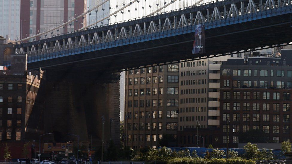 Giant Putin banner appears on New York's Manhattan Bridge - BBC News