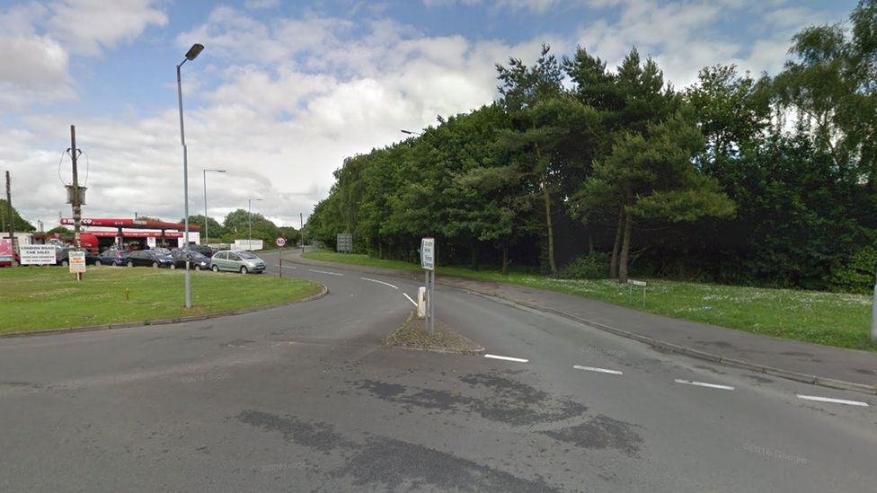 Devizes: Teenager taken to hospital after being hit by van - BBC News