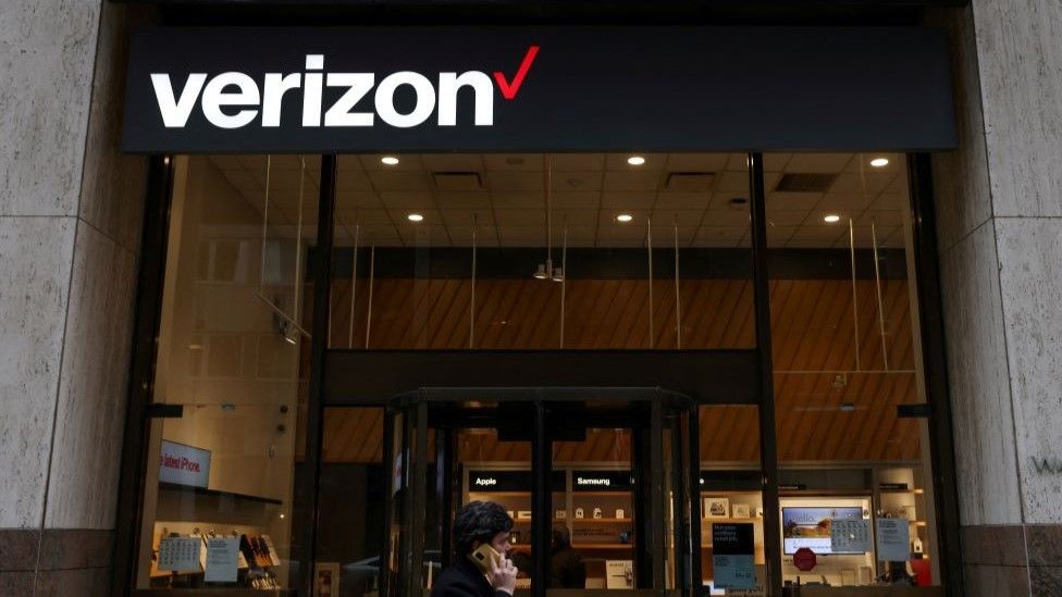 Verizon: US telecoms giant to create 400 jobs in Limerick - BBC News