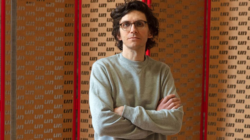 Wildlife Artist of the Year: Gower sculptor wins prize - BBC News