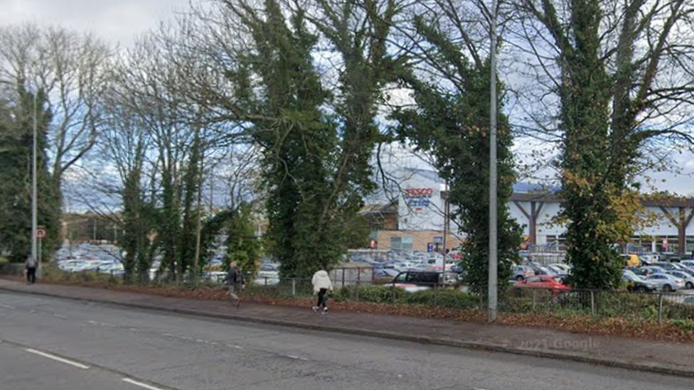 Cardiff: Three arrests after police officer injured in car chase - BBC News
