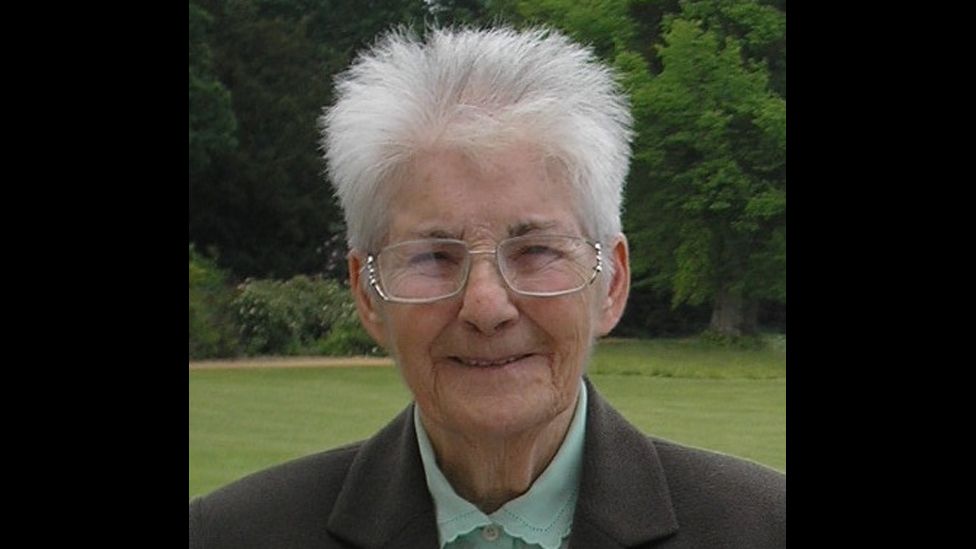 'Old Woman' on Radio 2's Steve Wright show dies - BBC News