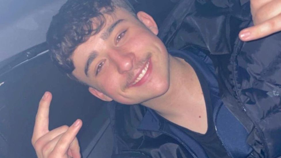 Owen Dunn: Boy, 14, charged with Swindon teenager's murder - BBC News