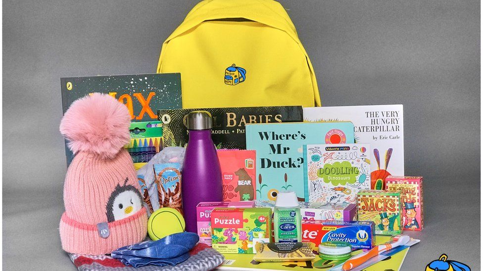 Ukraine war: Refugee children to be sent 10,000 aid backpacks - BBC News