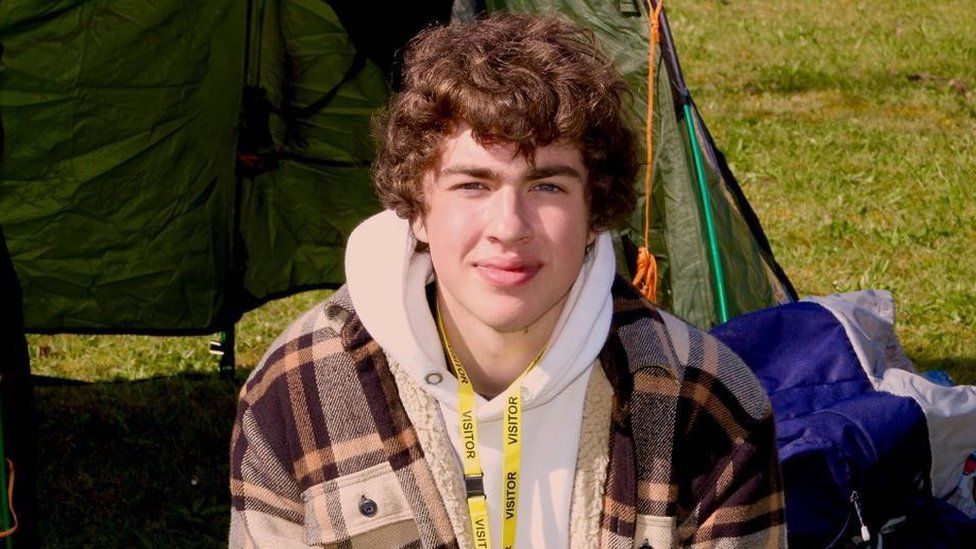 Duke of Edinburgh's Award: Students share 'sense of achievement' - BBC News