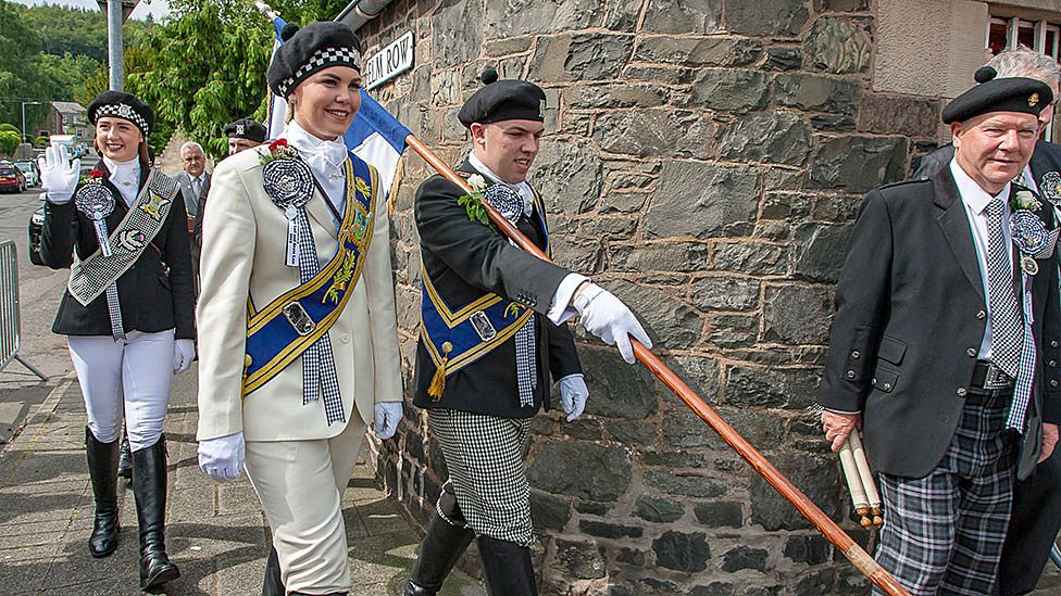 In pictures: Braw Lads Gathering in Galashiels - BBC News