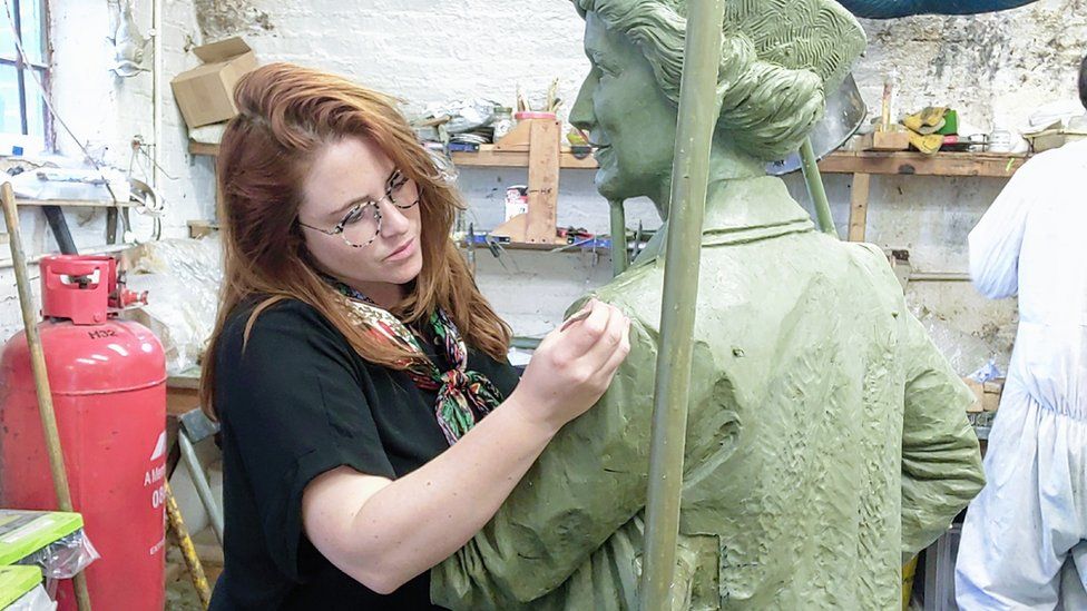 Nancy Astor: Theresa May unveils statue for pioneering female MP - BBC News