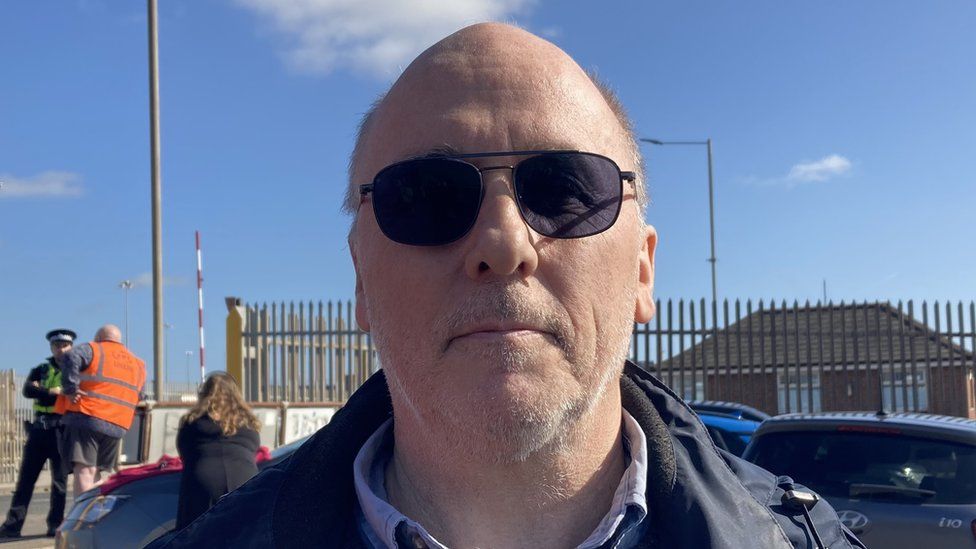 P&O Ferries protest draws hundreds in Hull - BBC News