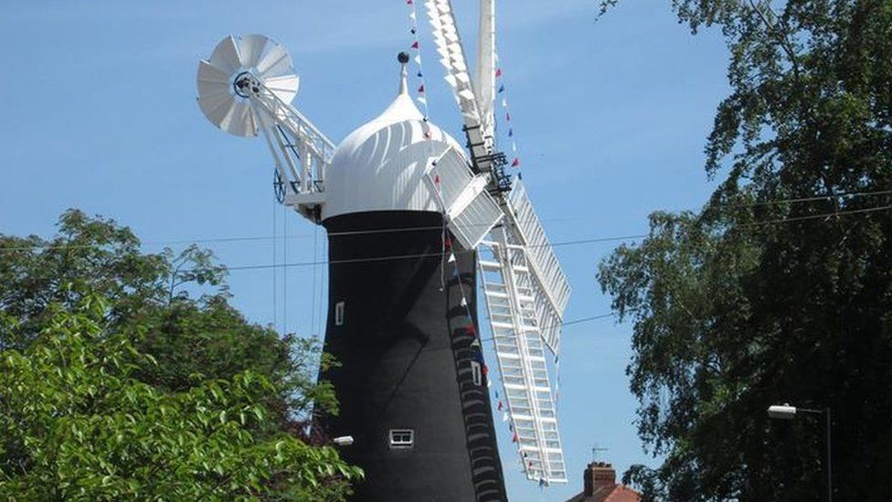 Queen Elizabeth II: Holgate Windmill pays tribute to Queen - BBC News