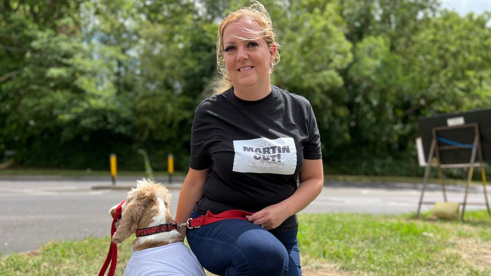 Southend United: Fans protest outside Ron Martin's home - BBC News