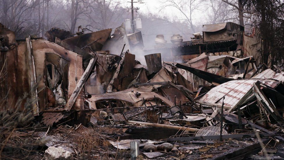 Couple among 13 dead in Tennessee fire - BBC News