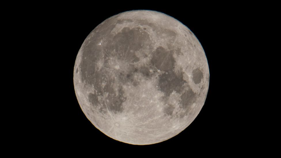Sturgeon supermoon: Best photos from around the world - BBC Newsround