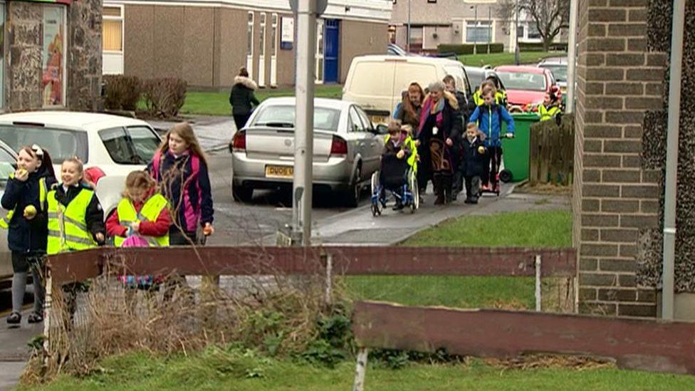 School walking bus tackles lateness and absenteeism - BBC News