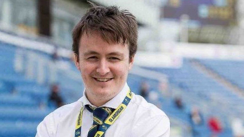 Graduates of Welsh universities 'lowest paid in the UK' - BBC News