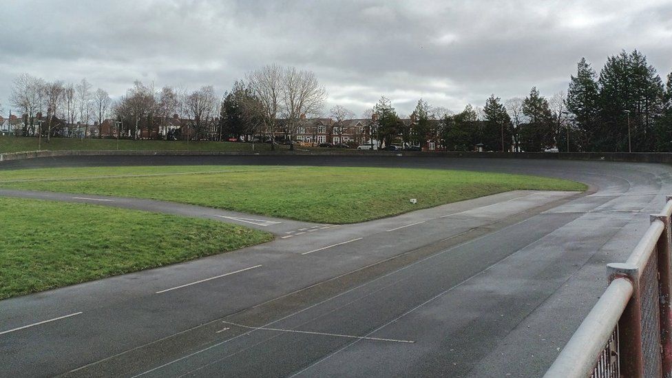 Cardiff: Geraint Thomas club opposes Maindy velodrome demolition - BBC News
