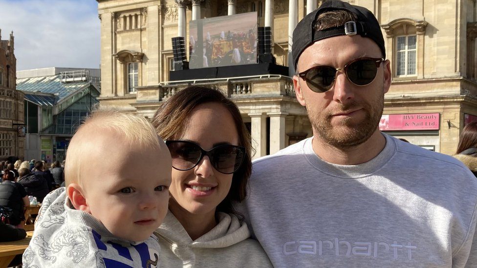 Queen Elizabeth II: Funeral shown in Hull's Queen Victoria Square - BBC ...