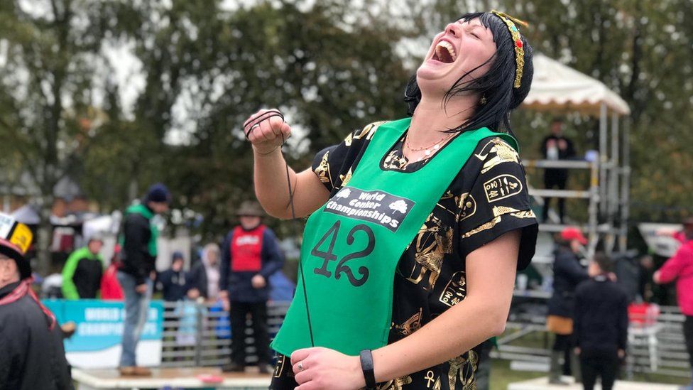 World Conker Champions 2018 crowned in Northamptonshire - BBC News