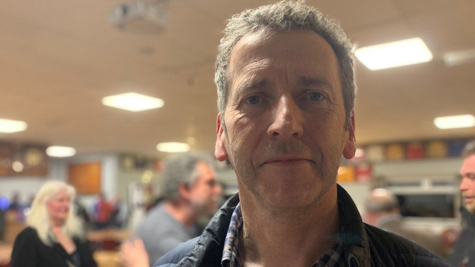 Tua 250 o bobl mewn cyfarfod yn erbyn peilonau Dyffryn Tywi - BBC Cymru Fyw