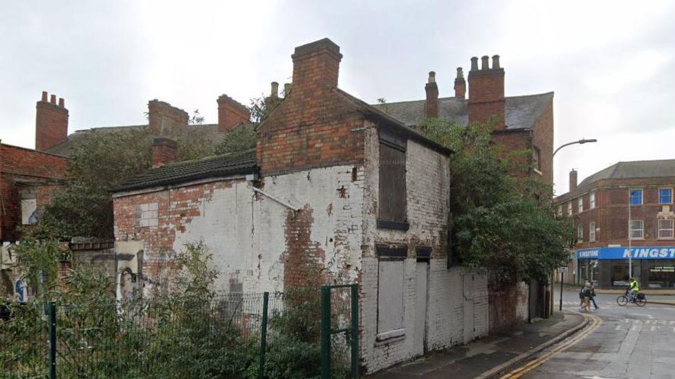Move to demolish 200-year old 'slum' house - BBC News