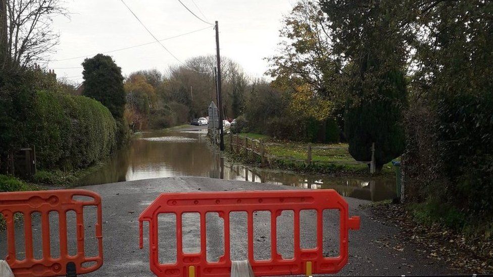 Barcombe: Seven people rescued after removing flood barriers - BBC News