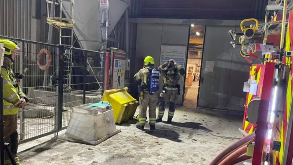 Trains stopped by Sandy gas cylinder fire threat - BBC News