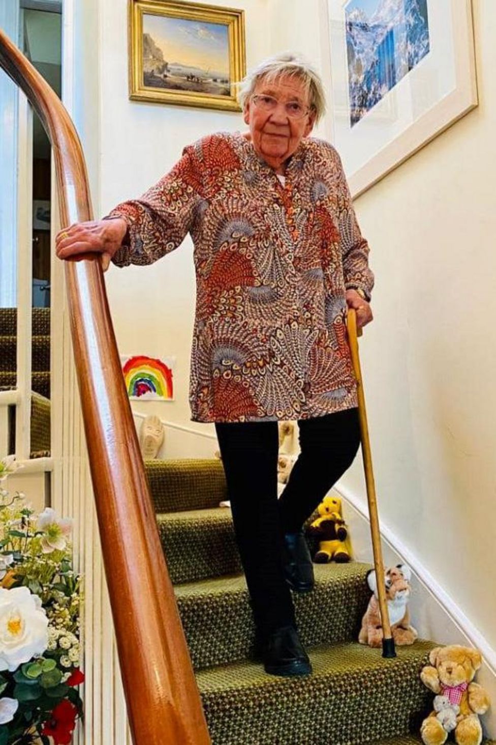 Pandemic 'mountain' stair climber Margaret Payne dies aged 93 - BBC News