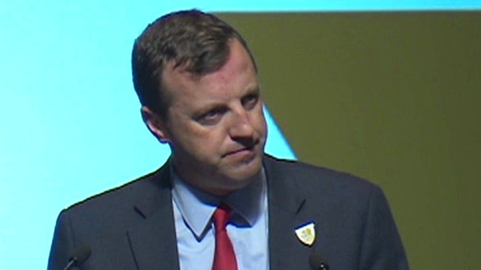 Jonathan Edwards: Annog aelodau i gwestiynu proses Plaid Cymru - BBC ...