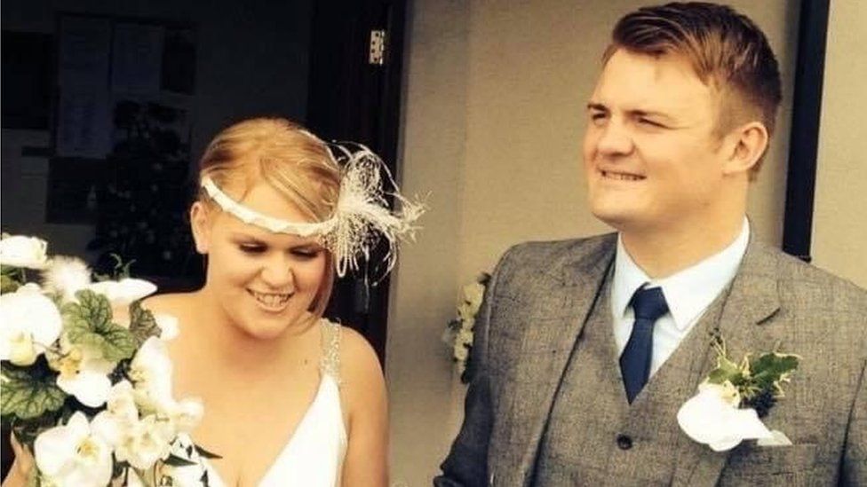 'Gwnaeth yr ymateb i farwolaeth Huw lorio'r ynys' - BBC Cymru Fyw