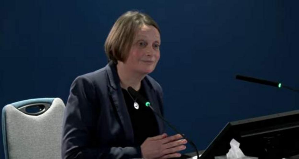 Covid: Llywodraeth Cymru 'wedi'u dal gyda'u trowsus i lawr' - BBC Cymru Fyw