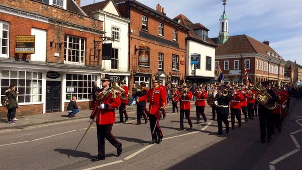 Farnham marks centenary of two-minute silence - BBC News