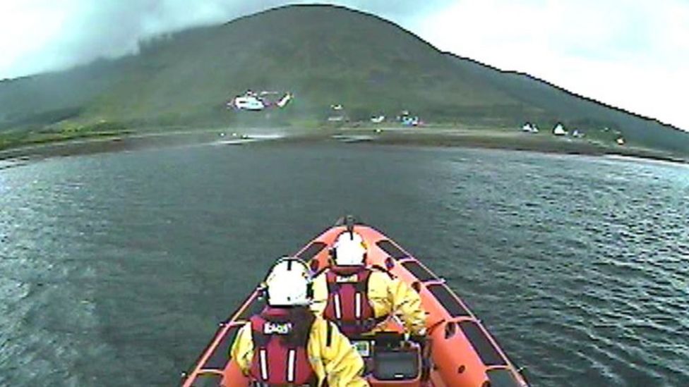 Kayaker thanks rescuer for saving life in Skye accident - BBC News