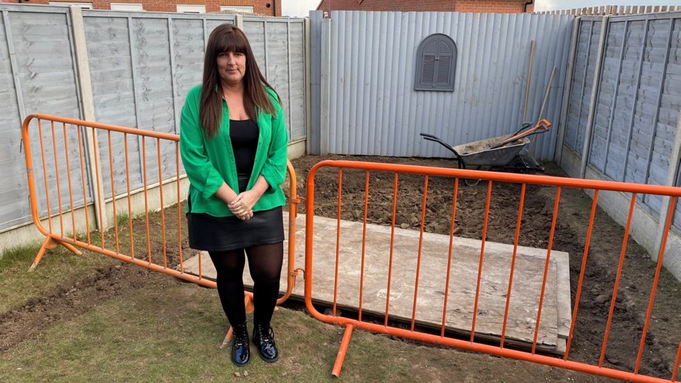 Boston: 'Rottweiler' homeowner hits back at new-build snags - BBC News