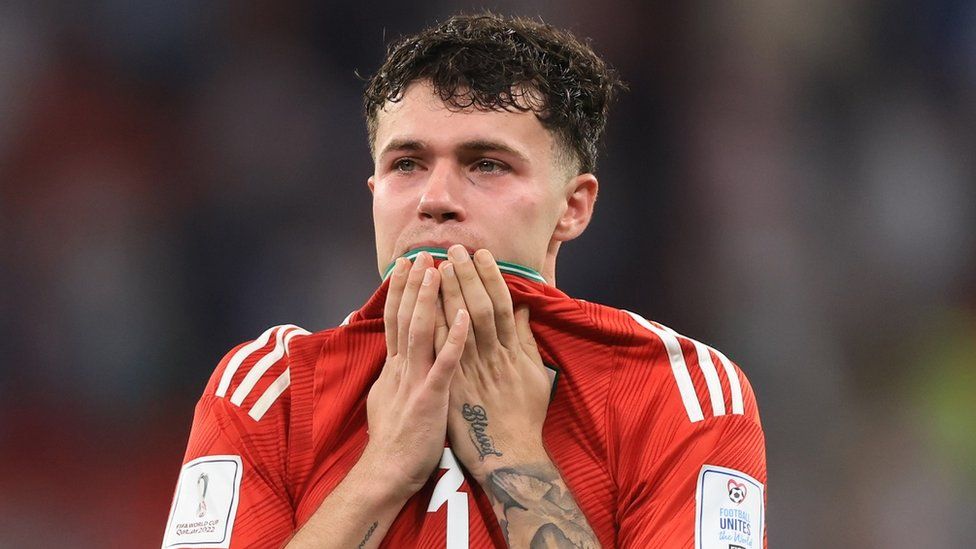 Colofn Osian Roberts: 'Dim Kieffer Moore yw'r ateb bob tro' - BBC Cymru Fyw