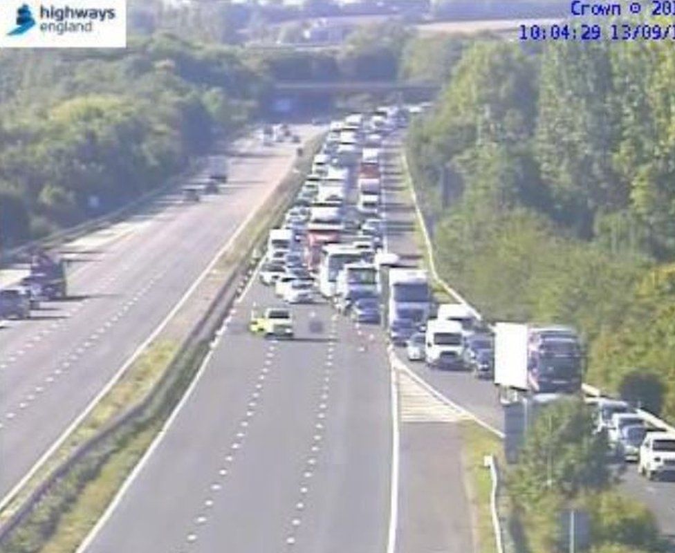 Two dead as lorry and cars crash on M5, near Taunton - BBC News