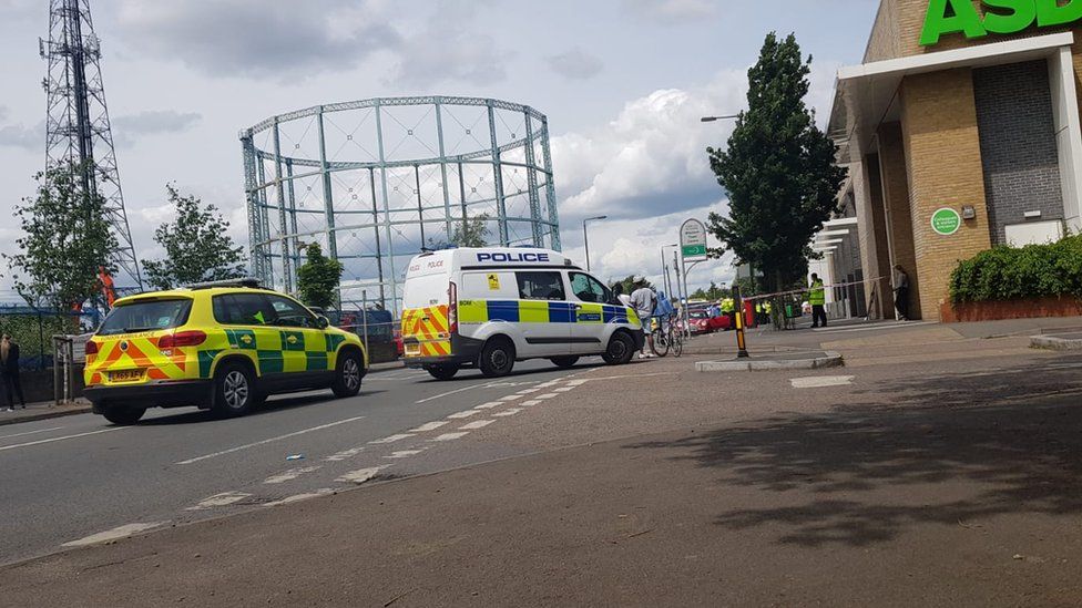 Man killed in Mitcham police car crash - BBC News