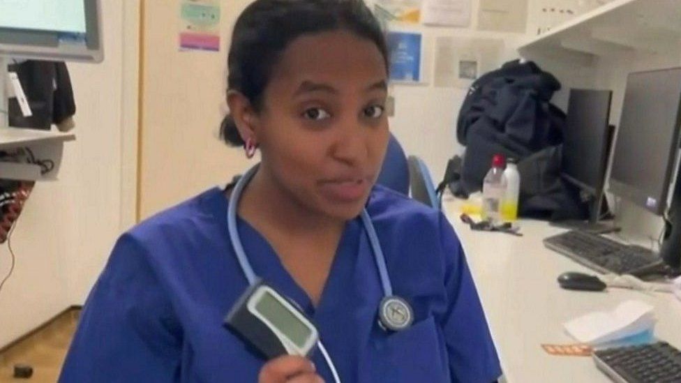 Junior doctor says she can't afford to start family - BBC News