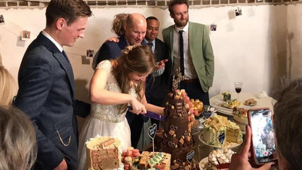Bake Off: The GBBO wedding with 10 different wedding cakes! - BBC Newsround