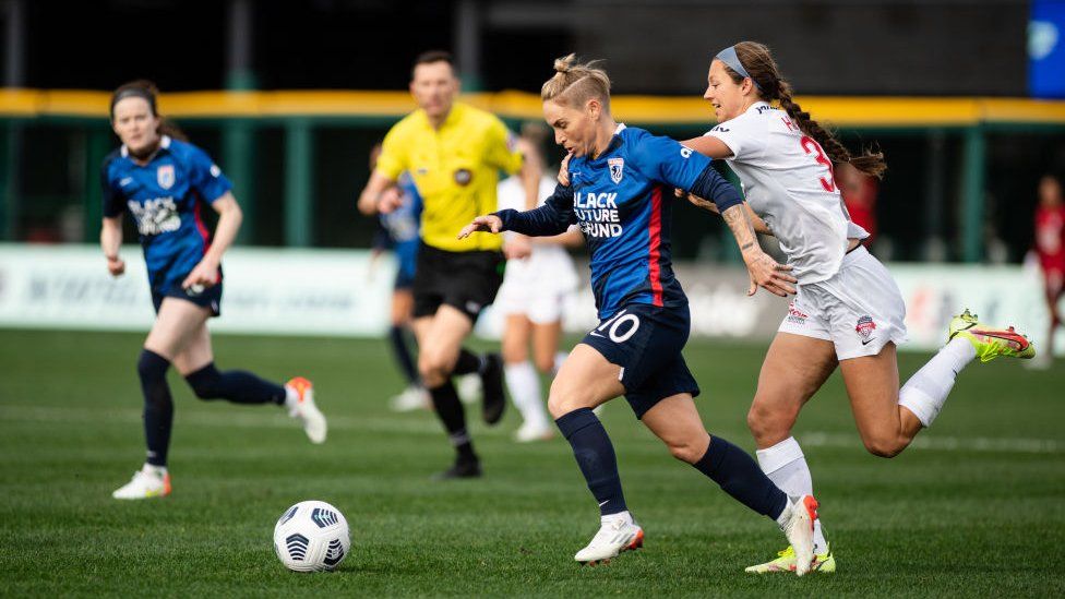 Enwi Jess Fishlock fel chwaraewr y flwyddyn yn America - BBC Cymru Fyw