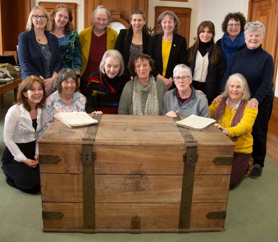 Ar drywydd hanes coll Deiseb Heddwch Menywod Cymru - BBC Cymru Fyw