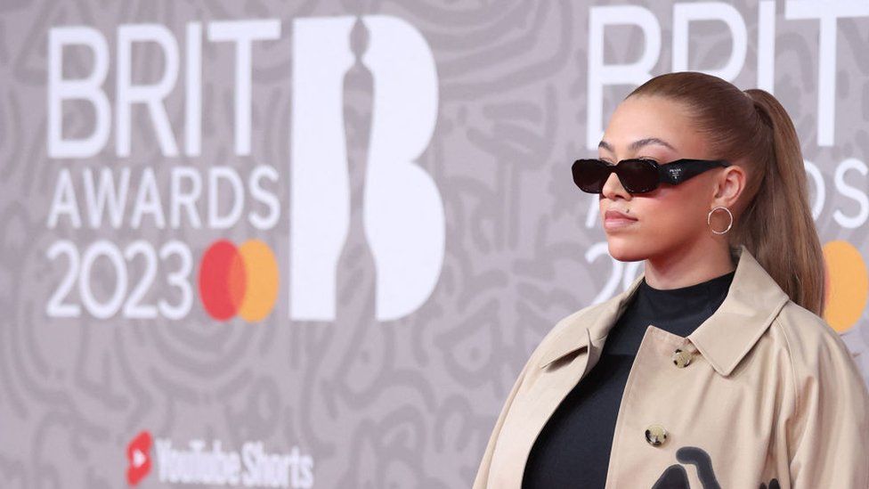 Mahalia's street shows a 'return to busking roots' - BBC News