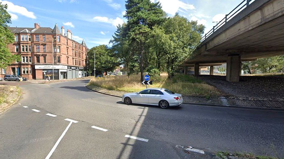Man dies after losing control of car at Glasgow roundabout - BBC News