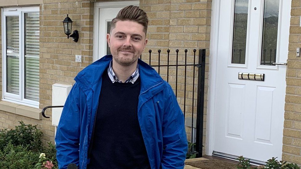 Pryder tad bod Covid-19 yn oedi sgan canser prin - BBC Cymru Fyw