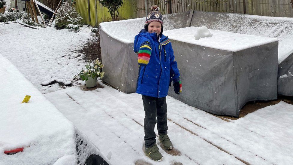 In pictures: Snow falls across the South East - BBC News