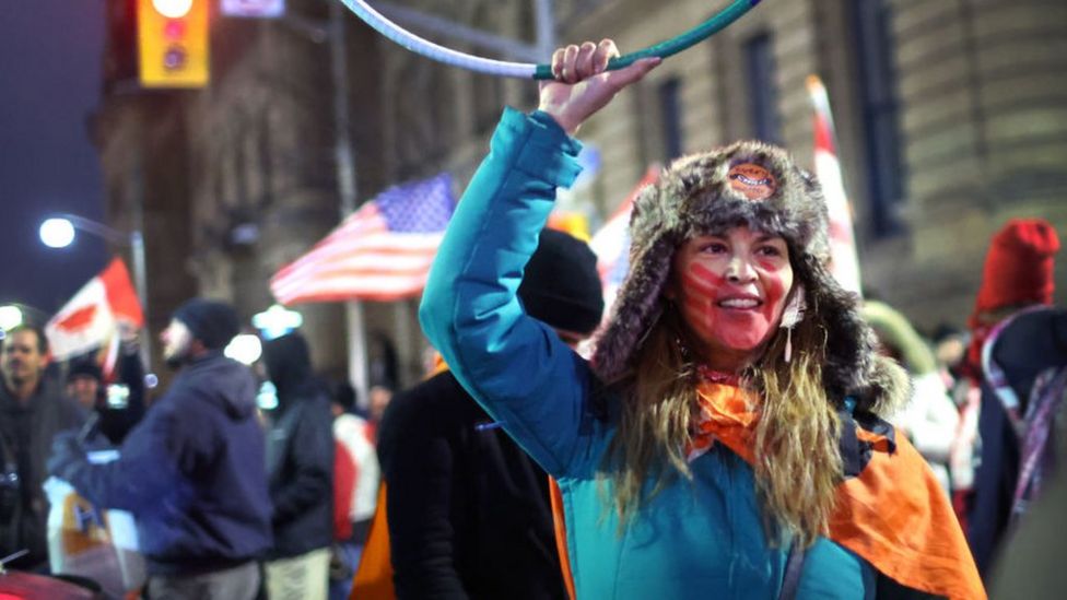 Canada protests: Police push back demonstrators in Ottawa - BBC News